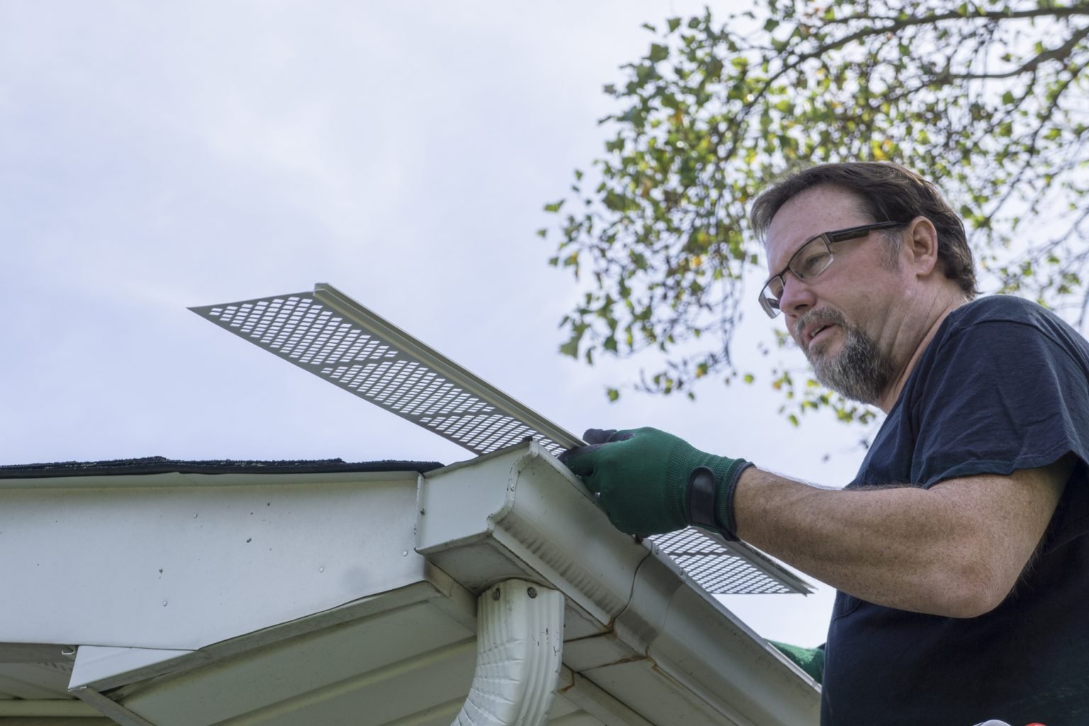 Can you use a leaf blower to clean out your gutters? [ Fully Explained ...